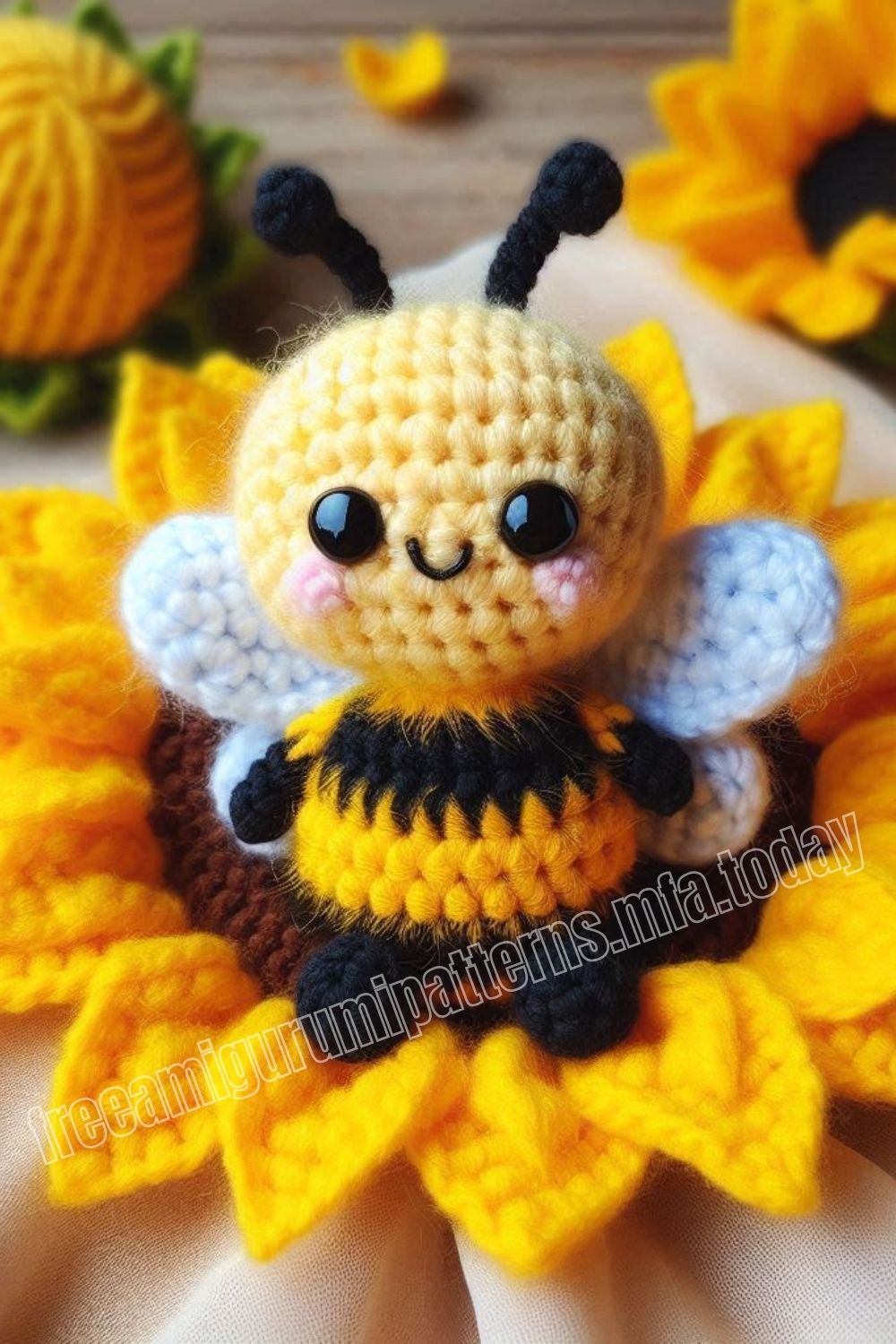 Amigurumi Cute Honey Bee with Chamomile Free Pattern-1 – Free Amigurumi Patterns